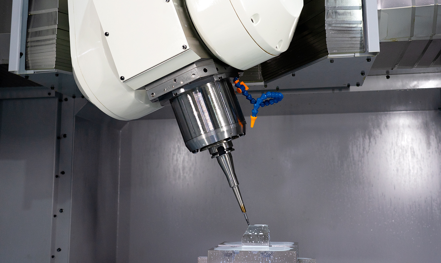 牧野フライスV80S、V90Sを同時導入！金型製造の品質向上と大型部品の5軸加工が可能に！ | MFG Hack